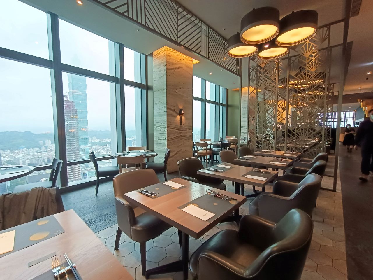 (台北吃到飽)饗饗INPARADISE微風信義店,一開放訂位就被秒殺的吃到飽，用餐還可以遠眺101景色~